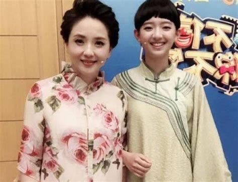 丈夫去世她守寡10年，在女儿鼓励下再婚，今52岁依旧貌美如花