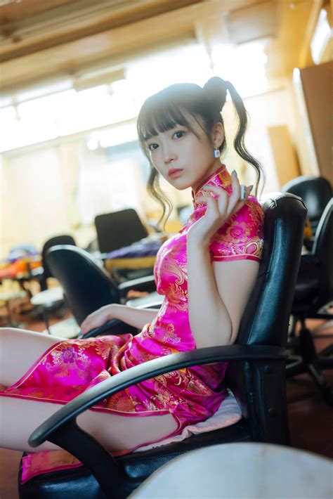「これ、普通の写真集じゃないかも」“雀荘でも大胆に露出”中川美優、初写真集で際どさ攻める Qetic