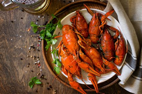 삶은 가재 그리고 나무 테이블에 비 커에 신선한 맥주 전채 단백질입니다 탑 볼 평평 하다 배경 공간에 복사 합니다 크레이피시