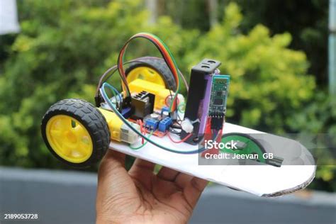 블루투스로 제어되는 로봇 자동차는 자연 배경에 손에 들고 있습니다 무선으로 제어되는 미니 로봇 자동차 Cpu에 대한 스톡 사진
