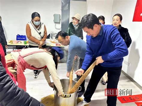 写春联，打糍粑，“炕”豆饼武汉光谷九峰街居民开心体验春节民俗 极目新闻