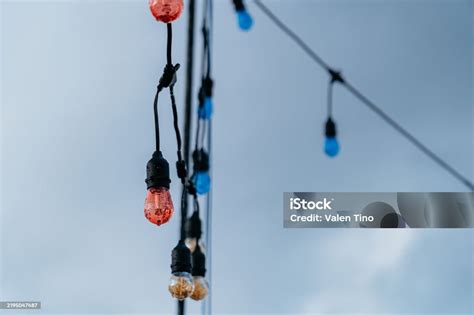 복사 공간 케이블에 매달려있는 빨간색 노란색 및 파란색 장식 전구의 사진 0명에 대한 스톡 사진 및 기타 이미지 0명 2015년 Led 조명 Istock