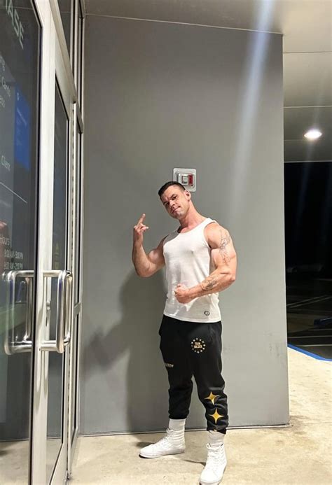 Bulging Bicep Rclothedmuscle