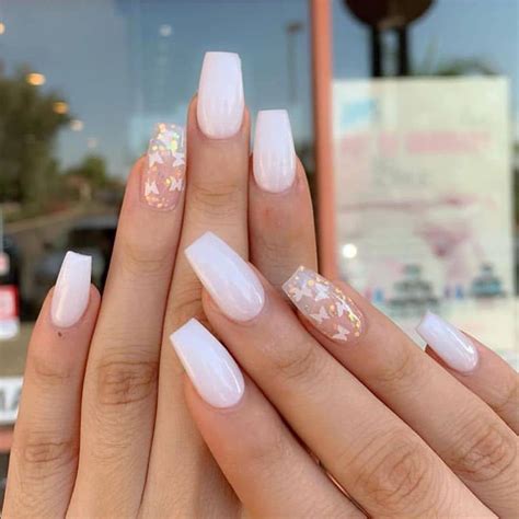 Pin by 𝔠 𝔞 𝔩 𝔩 𝔪 𝔢 𝔠 𝔥 𝔢 on Nᴀɪʟs Acrylic nails coffin short White