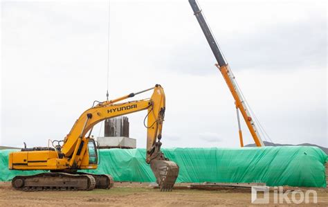 ФОТО Багахангай Хөшигийн хөндий чиглэлийн төмөр замыг үндэсний компаниуд тавьж 400 гаруй ажлын