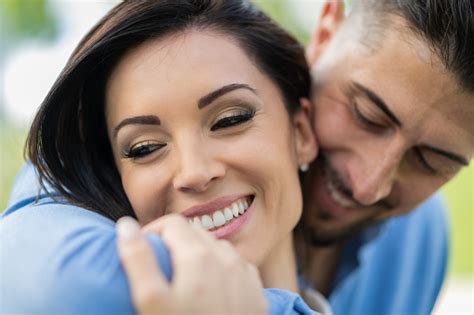 아름 다운 이탈리아 커플 생활 현대 도시 환경에서 낭만적 인 순간 20 29세에 대한 스톡 사진 및 기타 이미지 20 29세 2명 30 34세 Istock