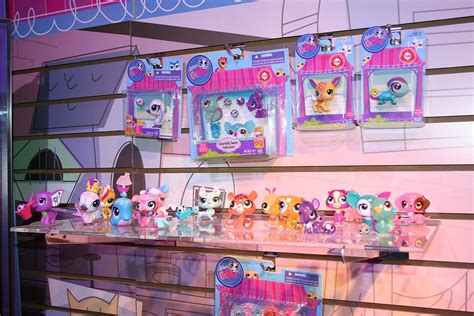 Toy Fair 2013 Coverage - Hasbro: Littlest Pet Shop - Parry Game Preserve