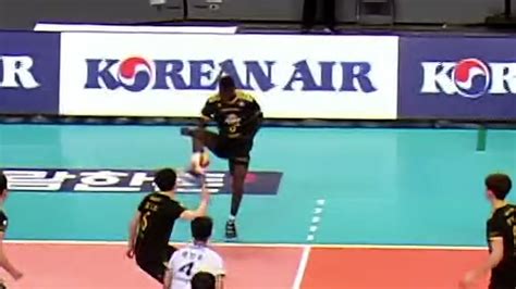 허를 찌르는 발 배구 아쉽게 코트를 벗어나는 케이타의 인사이드 킥 2세트 다음스포츠