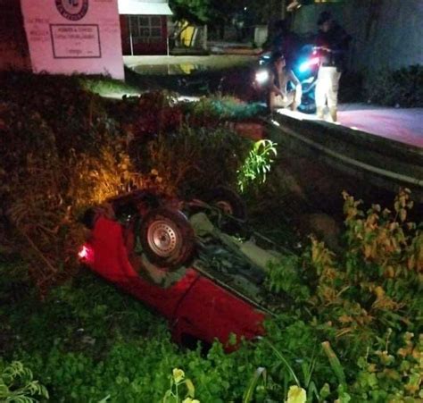 Camioneta Se Va A Un Canal De Riego Juchitán Ocupantes Abandonan La