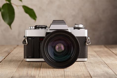 나무 테이블과 콘크리트 벽 배경에 Slr 단일 렌즈 반사 전문 카메라 카메라에 대한 스톡 사진 및 기타 이미지 카메라