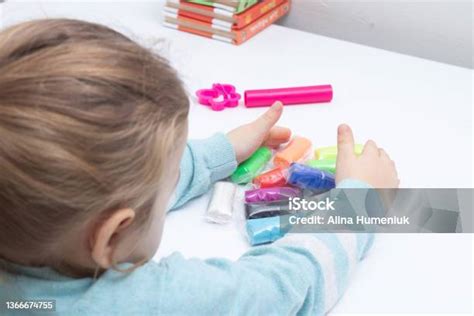 테이블에 있는 소녀는 모델링 반죽을 가지고 놀고 있습니다 미세 한 운동 기술을 위한 어린이 게임 2 3 살에 대한 스톡 사진 및 기타 이미지 Istock