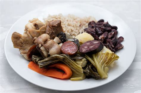 전형적인 포르투갈 요리 삶은 고기 훈제 소시지 야채와 흰 접시에 쌀 포르투게사 주에 대한 스톡 사진 및 기타 이미지 포르투