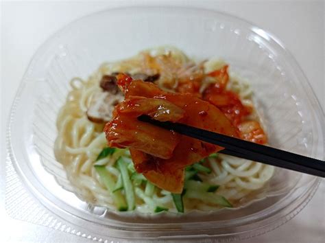 【2023最新】牛スープの旨み盛岡風冷麺【ファミリーマート】酸味が効いた止まらない美味しさ いぬきちのコンビニ飯