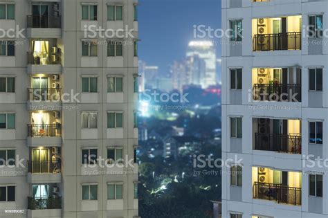 전기 및 전력 에너지 개념에 대 한 밤에 주거 아파트 창 개인 생활 공간 그리고 고층 건물에 스프 0명에 대한 스톡 사진 및