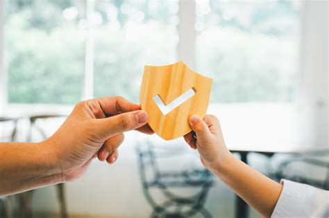 방패를 들고 있는 사업가는 자녀와 함께 아이콘을 보호하고 보안 보호 및 건강 보험을 보호합니다 가족 가정 보호 건강 관리의 날