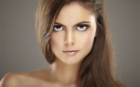 Hd Close Up Of Brunette Woman With Captivating Brown Eyes