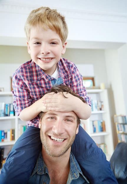 Familia hogar padre e hijo en retrato con piggyback para la unión lúdico y disfrutar juntos el