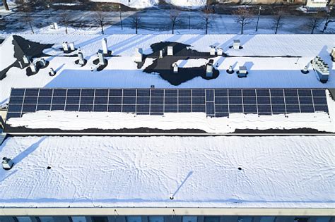 公寓樓屋頂上被雪覆蓋的太陽能電池板的鳥瞰圖 照片檔及更多 太陽能電池板 照片 太陽能電池板 芬蘭 雪 Istock