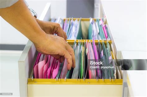 남자의 손에 걸려 전체 논문의 전체 더미에서 서랍의 파일 폴더의 파일 문서 검색 파일바인더에 대한 스톡 사진 및 기타 이미지