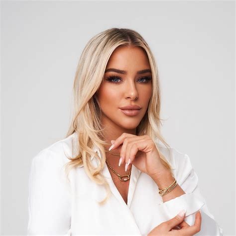 زواج النجوم إطلالات جميلة لـ تايلور وارد في زواجها من رياض محرز مجلة هي