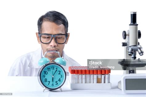 책상 위에 현미경과 의료용 튜브 랙을 장착한 아시아의 괴상한 과학자 Stem 주제에 대한 스톡 사진 및 기타 이미지 Stem