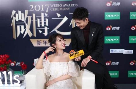 张一山给杨紫提裙摆怕她摔倒，后台专访两个人全程互怼太好笑了财经头条
