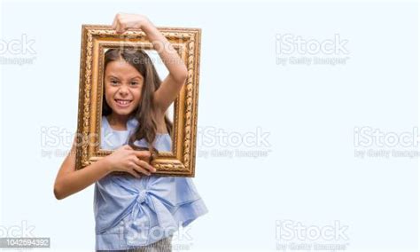 빈티지 아트 프레임을 들고 스페인 여 자가 화가 좌절된 소리와 분노 미친 개념 분노 제기 손으로 함 갈색 머리에 대한 스톡 사진 및 기타 이미지 Istock