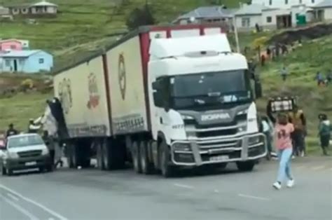 Looters Pounce On Beer Truck On N2 At Brooks Nek Sa Trucker