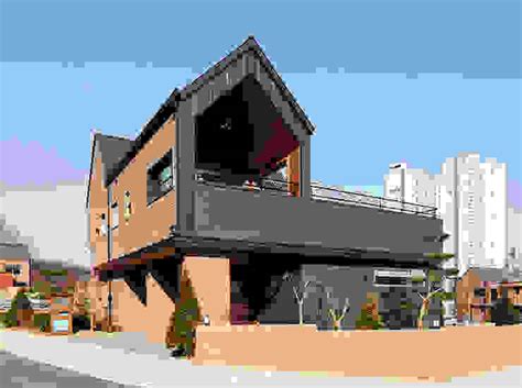 벽돌의 따스함과 세라믹 사이딩의 세련됨이 묻어나는 단독 주택 호미파이 And Homify