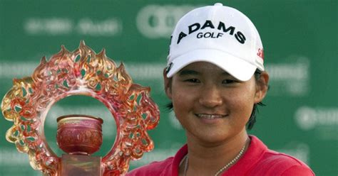 2011 선라이즈 Lpga 타이완 챔피언십 우승컵을 든 야니 청