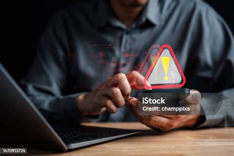 알림 오류 및 유지 관리 개념에 대한 시스템 경고 주의 표시 컴퓨터 네트워크에 대한 사이버 공격 사이버 보안 취약성 데이터 침해 불법 연결 손상된 정보 컴퓨터 해커에 대한