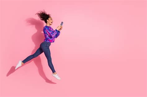 사랑 스럽다 사랑스러운 소녀 착용 바이올렛 스웨트 셔츠 점프 높은 타이핑 현대 가제트 빈 공간 절연 된 핑크 색상 배경의 전체 길이 사진 Brand Name Smart