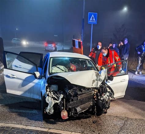 Incidente Nella Notte Ad Avezzano Con La Macchine Finisce Contro Un Palo I Vigili Del Fuoco