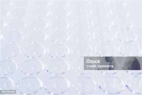 96 잘 접시 연구실 미 판입니다 연구 과학 및 의료 배경입니다 Stem 주제에 대한 스톡 사진 및 기타 이미지 Stem