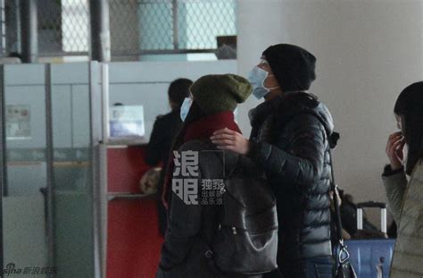 高圓圓送趙又廷離京 牽手依偎機場擁吻 ＊ 阿波羅新聞網