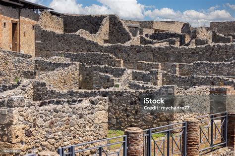 Ruinas De Una Antigua Ciudad Destruida Por La Erupción Del Volcán
