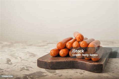 소시지의 클로즈업 칠판에 소시지와 텍스트 장소 삶은 원시 바이에른 소시지와 복사 공간 소시지에 대한 스톡 사진 및 기타 이미지