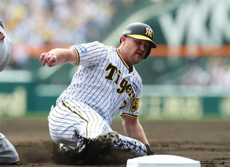 ＜神・巨＞4回、佐藤輝の左飛で三塁に進むノイジー（撮影・岸 良祐） ― スポニチ Sponichi Annex 野球