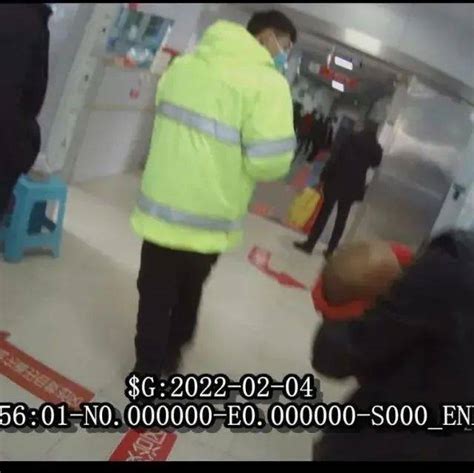 曲靖1岁幼童不慎跌落摔伤 交警全力护航送医何振维救治警车