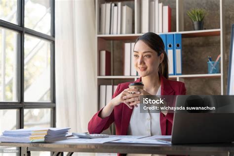 노트북으로 사무실 공간에서 일하는 아름다운 젊은 아시아 소녀 똑똑한 여성 사업의 개념 가상현실에 대한 스톡 사진 및 기타 이미지 가상현실 경영자 노트북 Istock