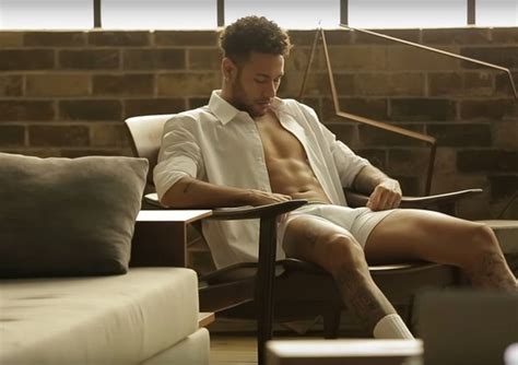 Neymar dá ajeitadinha nos bastidores de campanha sexy