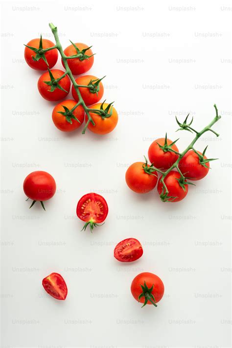 흰색 바탕에 익은 체리 토마토 플랫 레이 여름 음식 개념입니다 사진 Unsplash의 체리 토마토 이미지