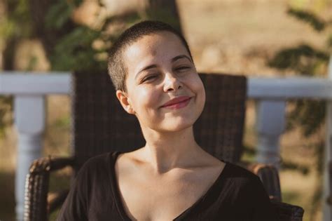 Retrato De Uma Jovem Bonita Com Cabeça Raspada Foto Premium