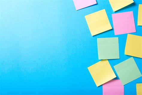 많은 색깔 모형 빈 파란색 배경에 사무실 스티커와 텍스트 위한 공간을 복사 0명에 대한 스톡 사진 및 기타 이미지 0명