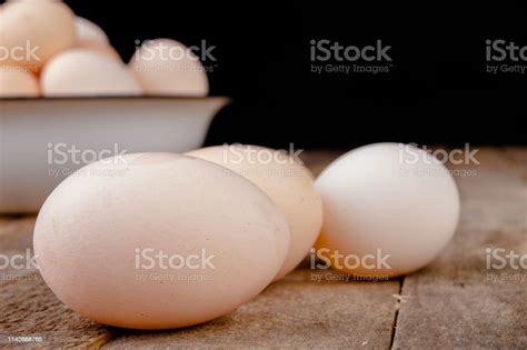 금속 법랑 그릇에 신선한 암 탉 계란 나무 테이블에 암 탉 집에서 가져온 계란 어두운 배경입니다 0명에 대한 스톡 사진 및 기타