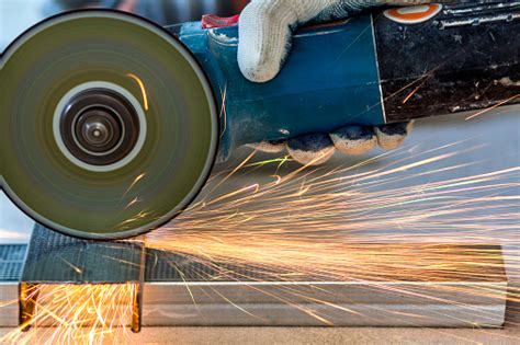 분쇄기로 금속을 절단 하는 작업자의 클로즈업입니다 철을 연마 하는 동안 불꽃 강철에 대한 스톡 사진 및 기타 이미지 강철 건설 기계류 건설 산업 Istock