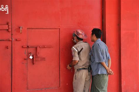 မြင်းခြံထောင်တွင် ထောင်ပြောင်းနိုင်ကျဉ်းများ အုပ်စုဖွဲ့အရိုက်ခံရ