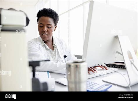 Computer Science Female Hi Res Stock Photography And Images Alamy