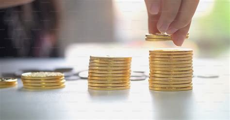 어린 소녀가 미리 설정한 저축 돈 개념은 미래를 위해 돈을 저축하는 것을 보여주기 위해 동전을 쌓습니다 사진 Unsplash의 저축 이미지