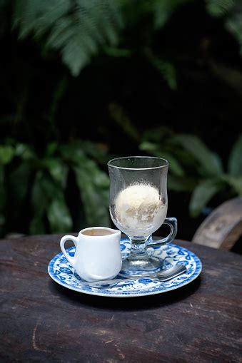 Affogato 배경에서 열 대 식물으로 나무 테이블에 0명에 대한 스톡 사진 및 기타 이미지 0명 검은색 나무 Istock
